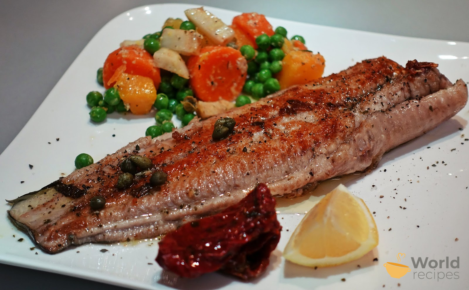 Kepta šamo filė keptuvėje su spalvotomis daržovėmis