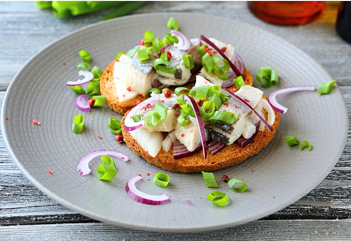 Greitai marinuota silkė su svogūnais