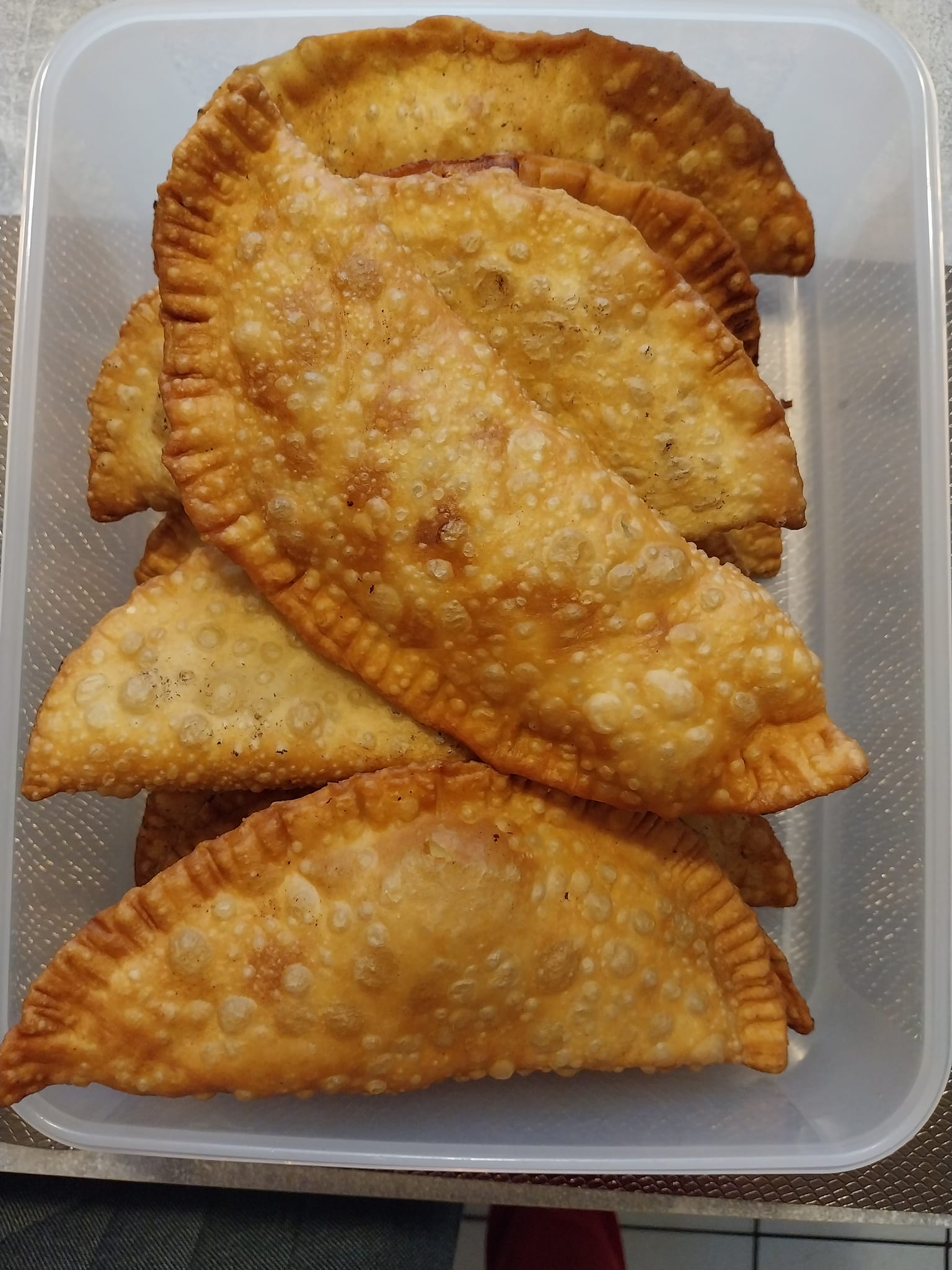 Traškūs ir sultingi plikytos tešlos čeburekai su mėsa