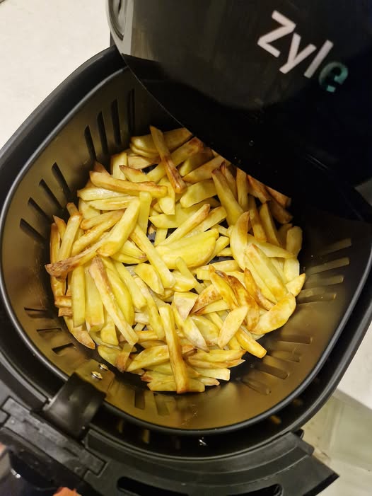 Traškios bulvytės fri, keptos karšto oro gruzdintuvėje