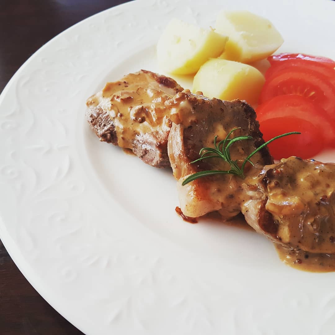 Kepta sultinga kiaulienos išpjova orkaitėje