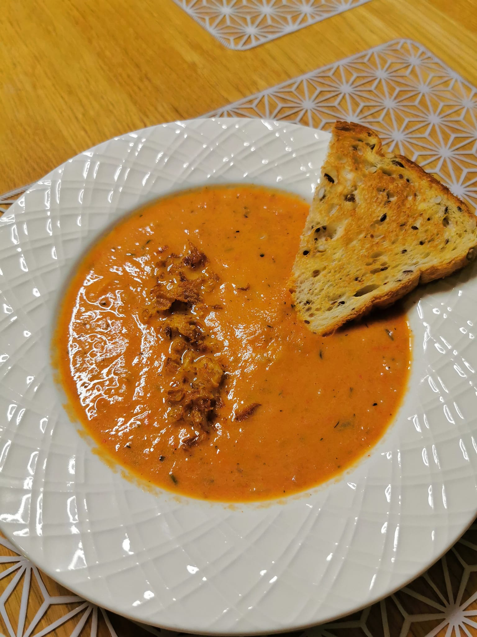 Tobula trinta konservuotų pomidorų sriuba