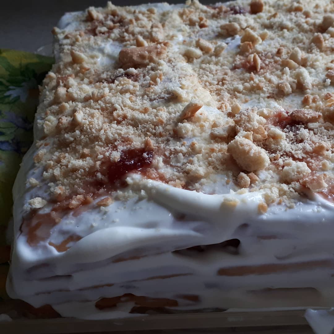 Gaisīgā biezpiena cepumu torte ar krējuma pildījumu un vaniļas garšu